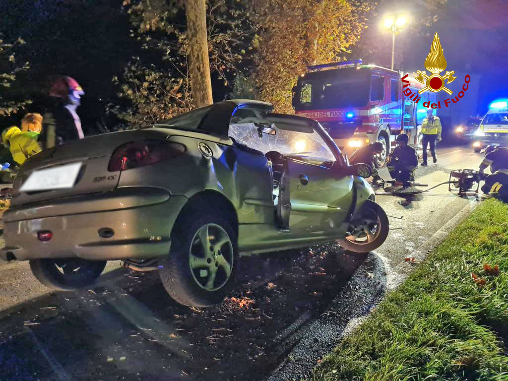 Schianto contro il platano: estratto un uomo dalle lamiere dell’auto ... Schianto contro il platano: estratto un uomo dalle lamiere dell’auto ...